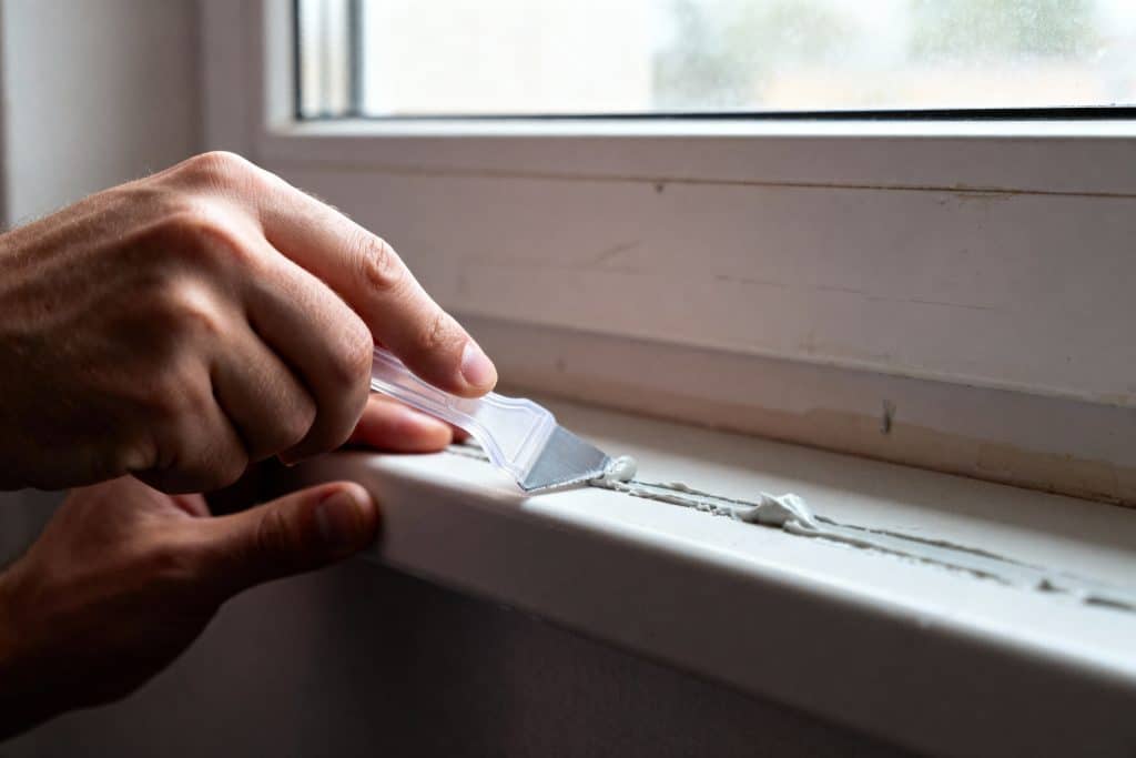 How to remove silicone caulk: tips for easy removal